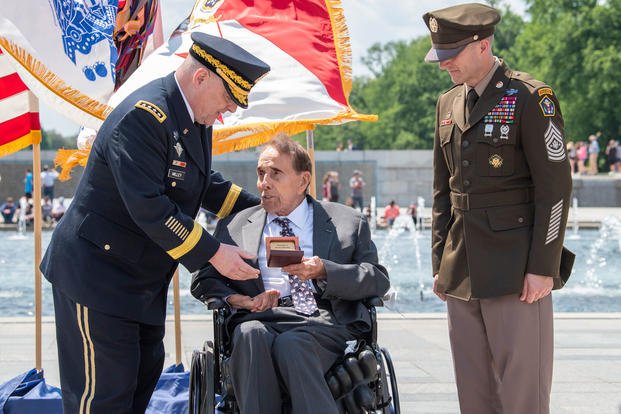 It's Official: Former Senator, WWII Vet Bob Dole Is Now An Army Colonel ...